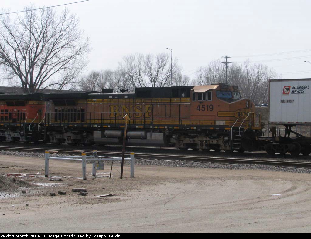 BNSF 4519 heads east on Z-PTLCHC1-22A